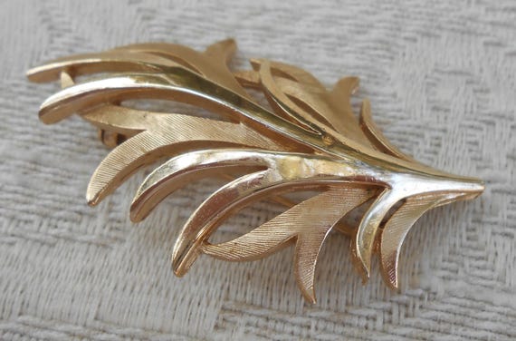 1960's Crown Trifari Gold Tone Stylized Leafy Brooch - Gem