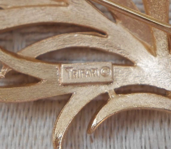 1960's Crown Trifari Gold Tone Stylized Leafy Brooch - Gem