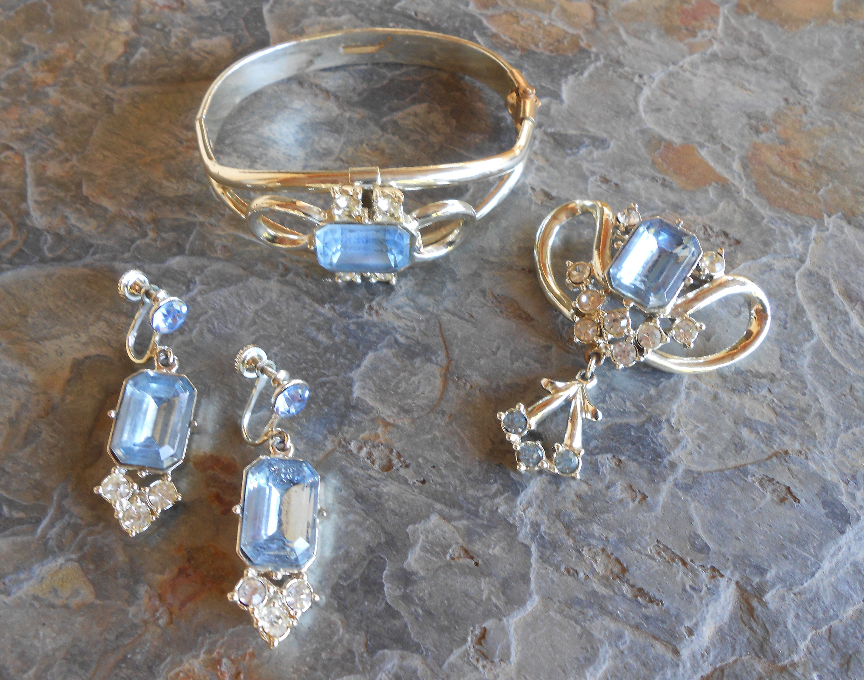 Vintage Gold Tone Light Blue Crystal Rhinestone Brooch Screw Back ...