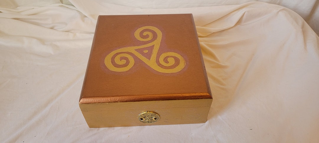 Triskelion Triple Spiral Golden Divination Box Set - Tarot, Runes ...