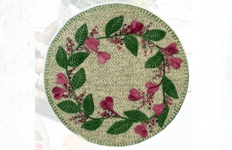 Heart Flowers Wool Applique Table Mat Pattern GLP 440 - Fondness - Etsy
