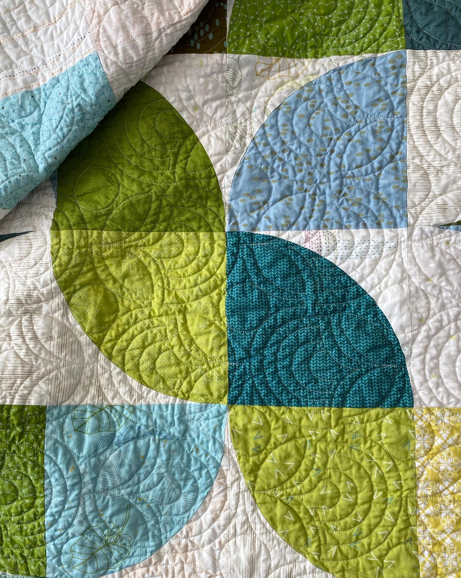 Eclipse Quilt: Modern Curved Piecing, Retro Vibe - 68x68 Inches - Etsy