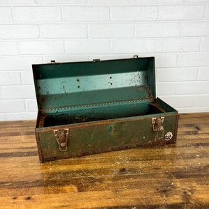 Vintage Very Distressed Metal Box With Lid Old Metal Box Decor Utility ...