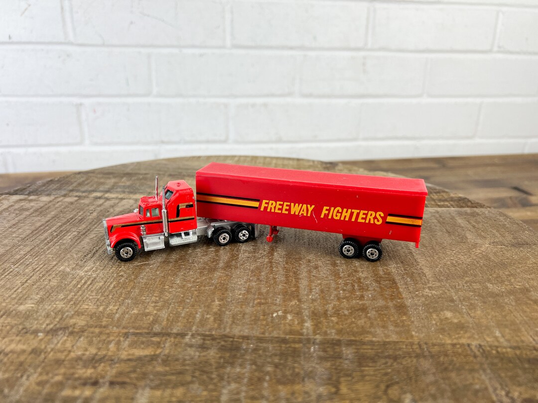 Vintage Yatming Red Semi Truck With Trailer Freeway Fighters Diecast ...