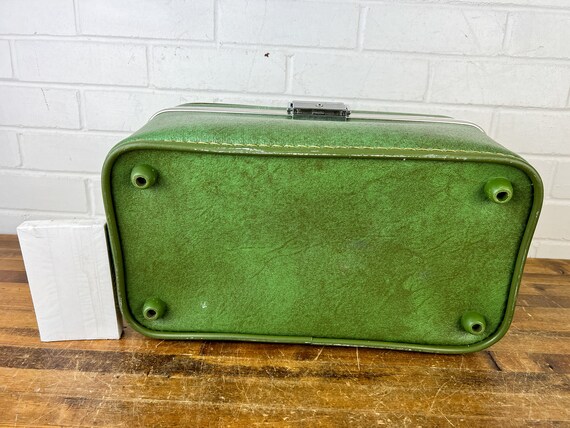 Vintage Distressed Towncraft Green Train Case Travel Makeup Vintage Distressed Towncraft Green Train Case Travel Makeup