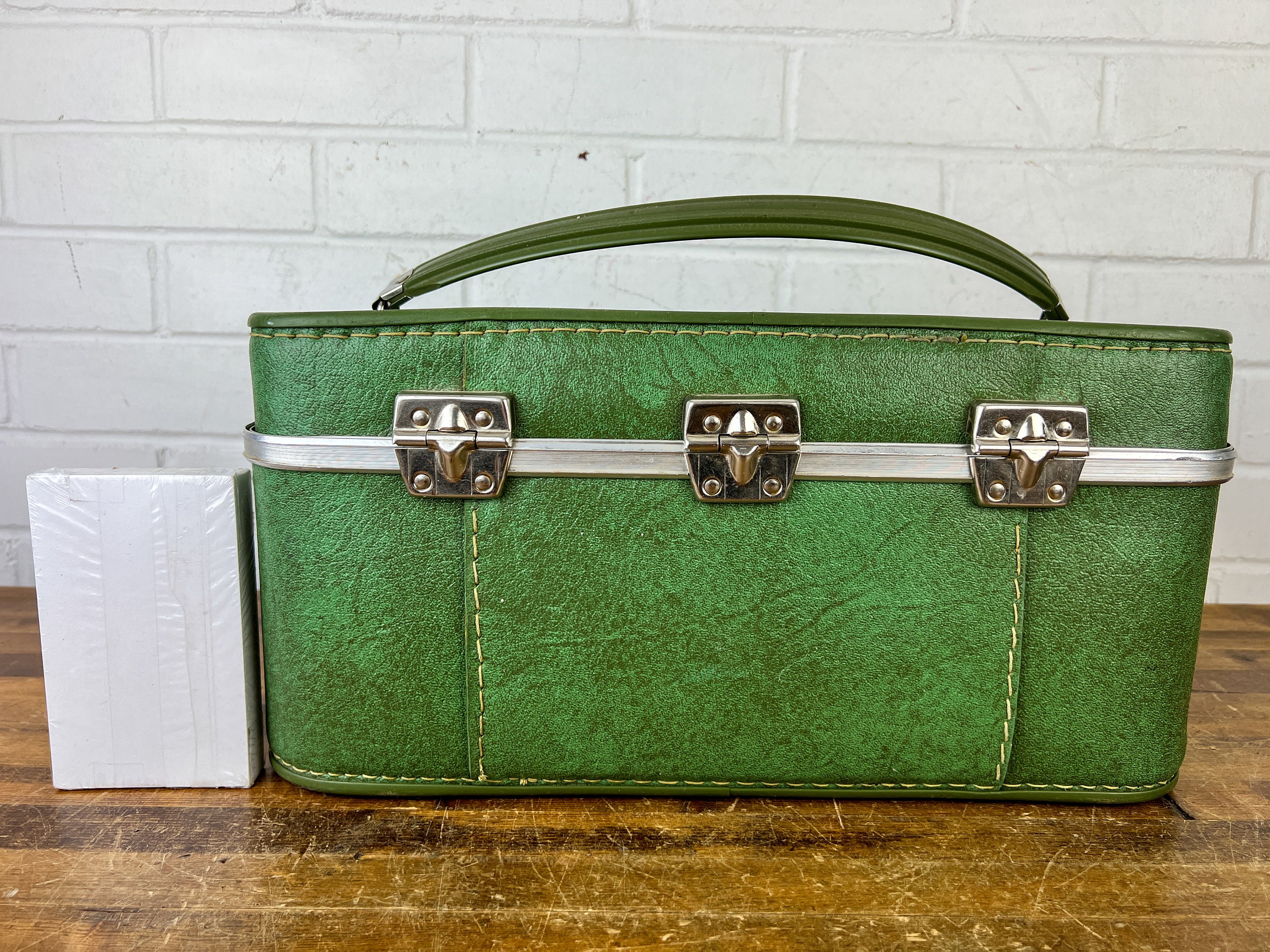 Vintage Distressed Towncraft Green Train Case Travel Makeup Vintage Distressed Towncraft Green Train Case Travel Makeup