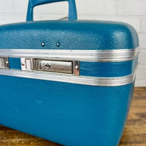 Vintage Blue Train Case Authentic Vintage Distressed Makeup Travel Case ...