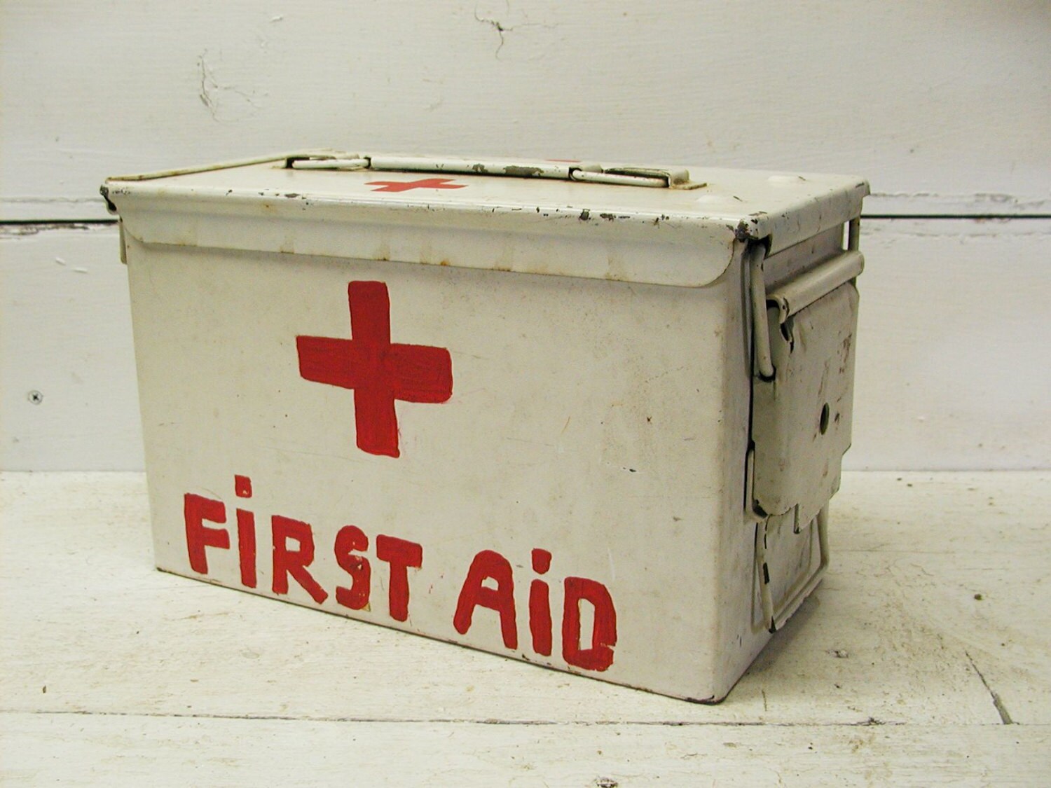 Boxes & Bins Vintage White Cross First Aid Kit rusty and crusty Home ...