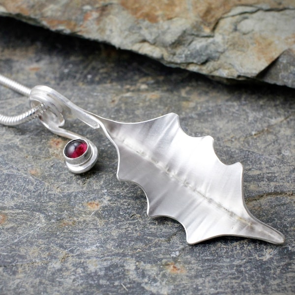 Holly Leaf Necklace - Etsy