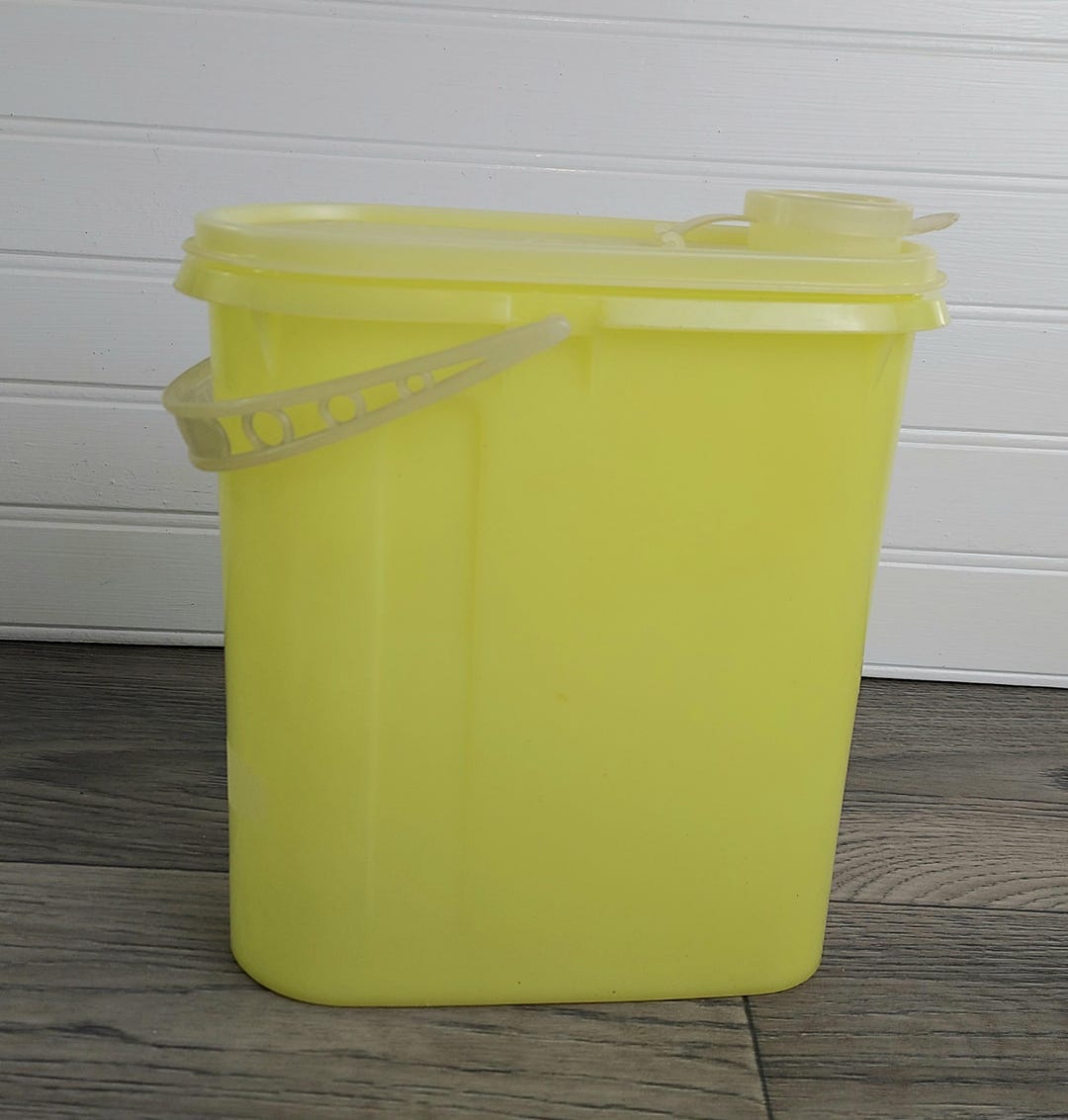 Vintage 1970s Tupperware Yellow Beverage Pitcher With Handle, Holds 1.5 ...