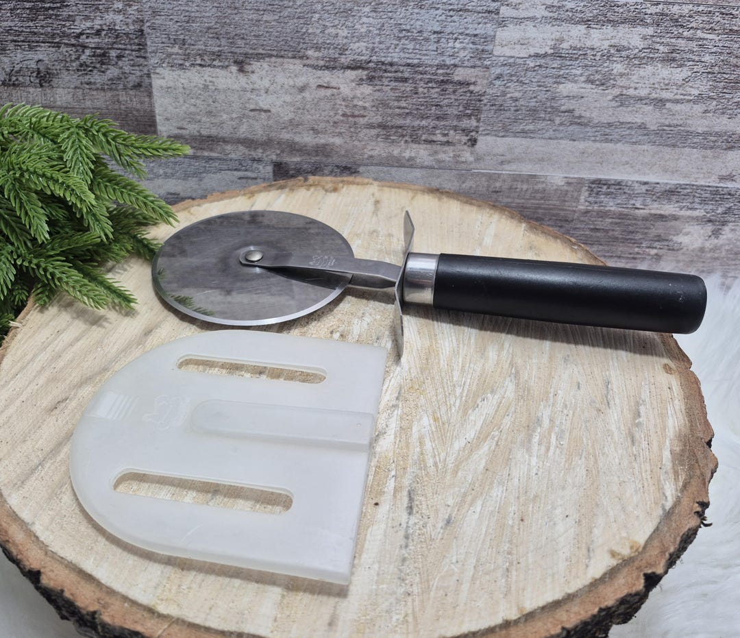 The Pampered Chef Pizza Cutter With Protective Plastic Blade Guard ...