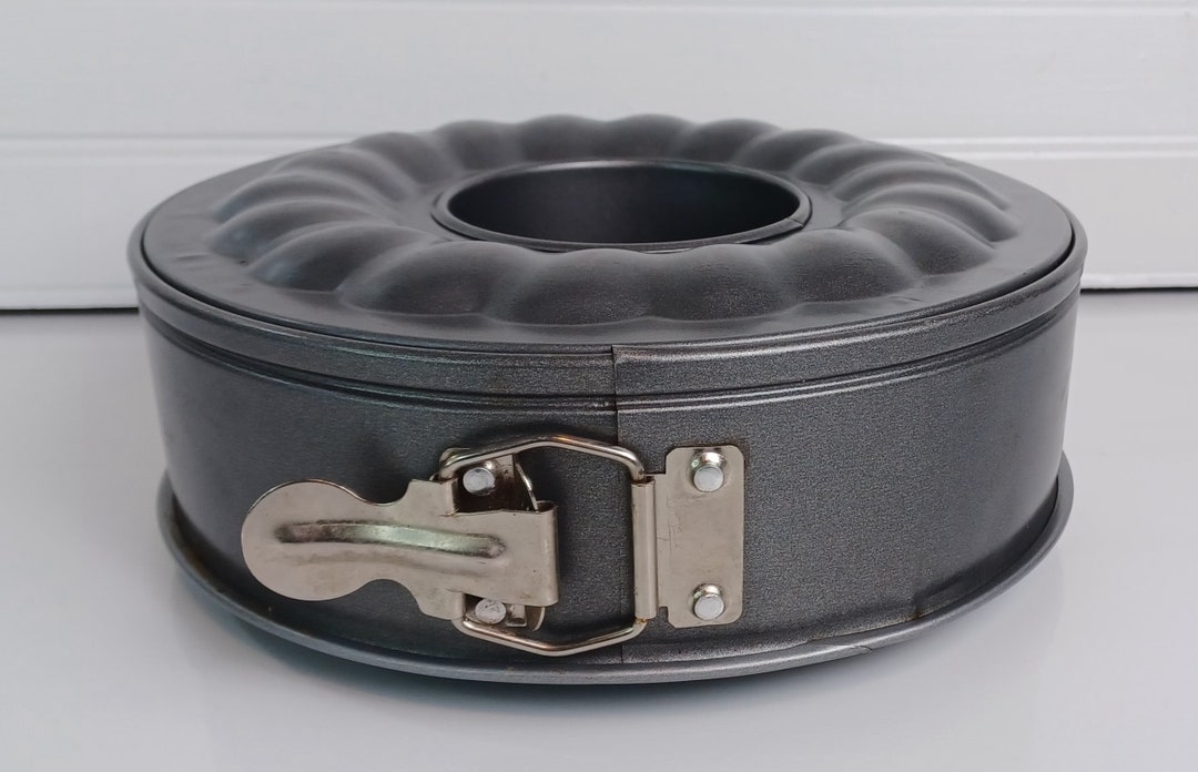 Vintage Aluminum Spring Form Tube Cake Pan USA, 9 X 3.25 Scalloped ...