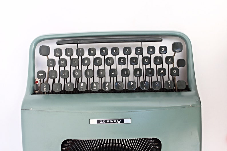 Olivetti Pluma 22 / Lettera 22 - Vintage Typewriter - New Ribbon Black ...