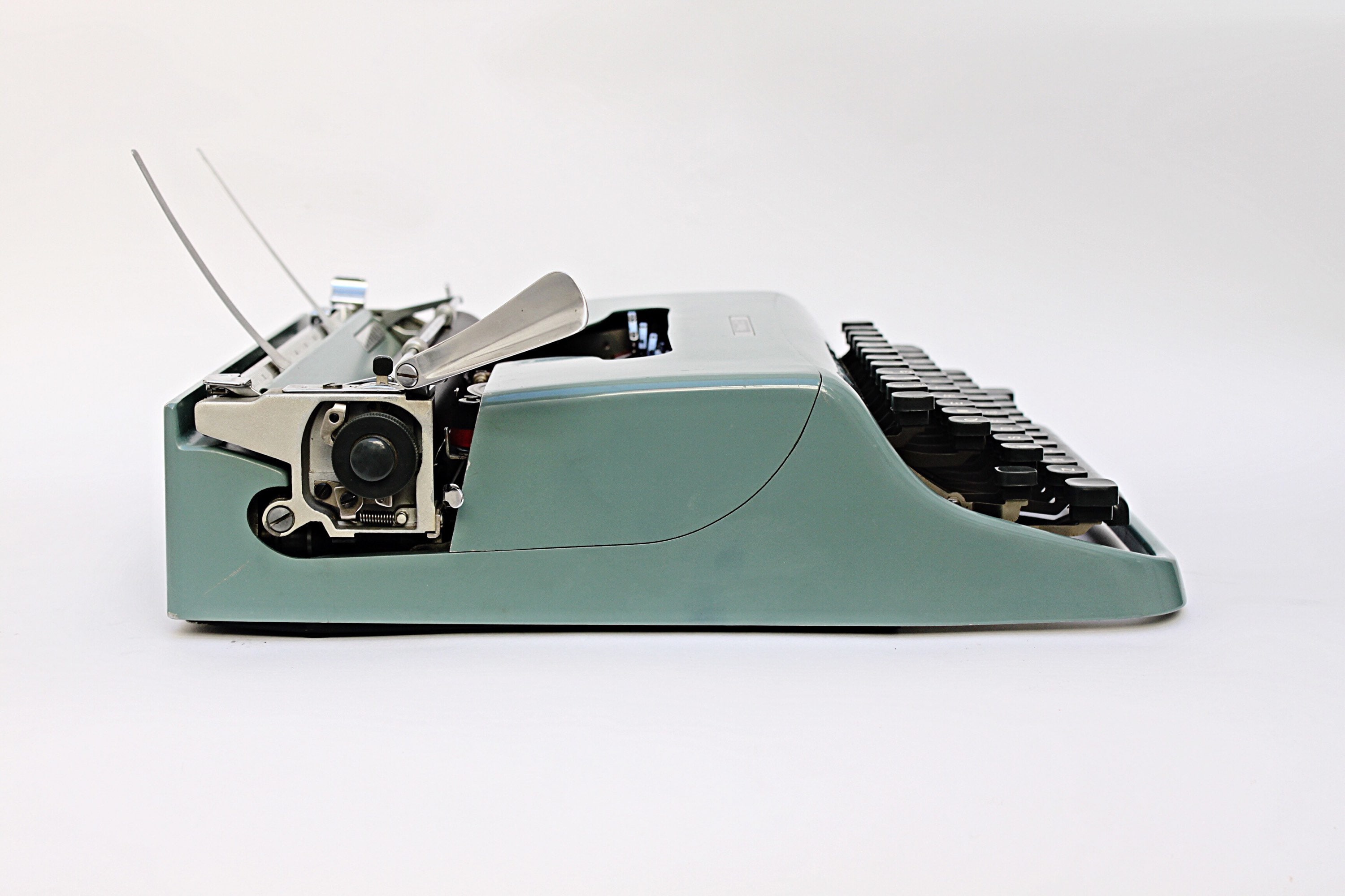 Olivetti Pluma 22 / Lettera 22 Vintage Typewriter New Ribbon Black ...