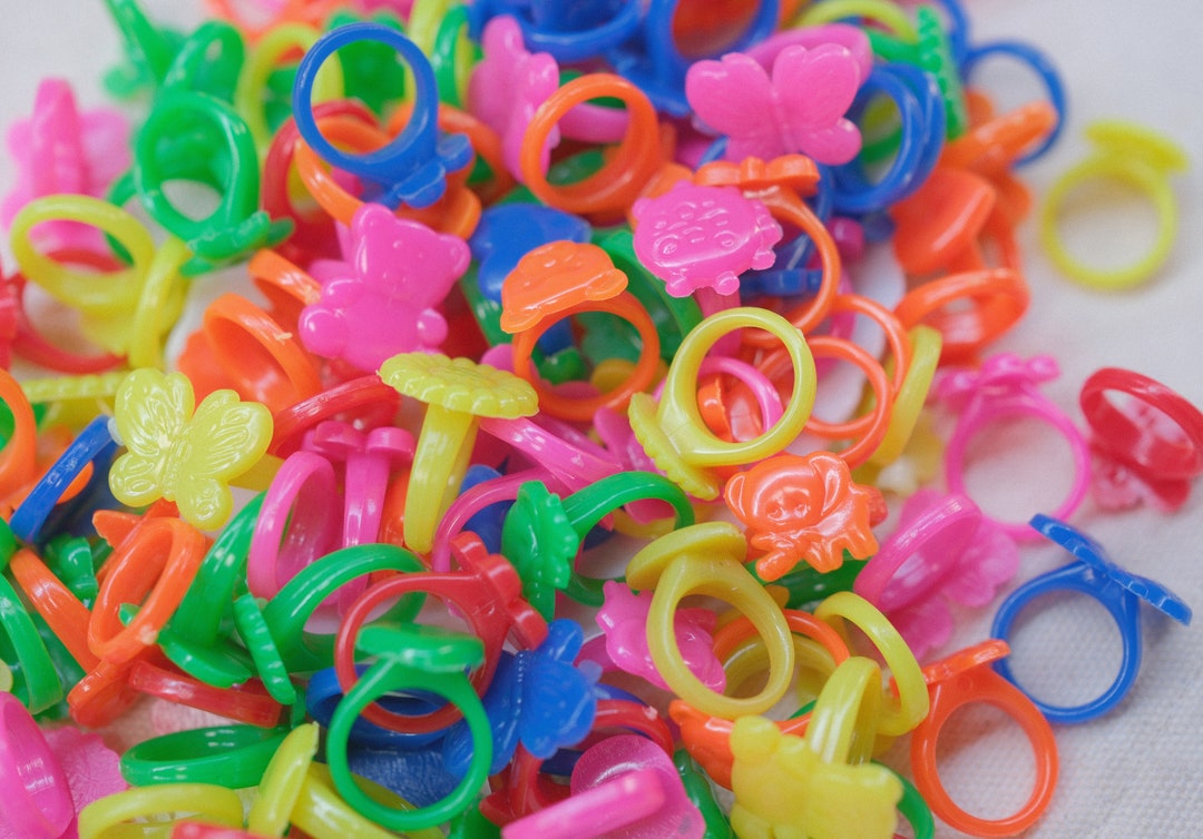 Plastic Kids Rings, Goodie Bag Filler, Carnival Prizes, Treasure Chest ...