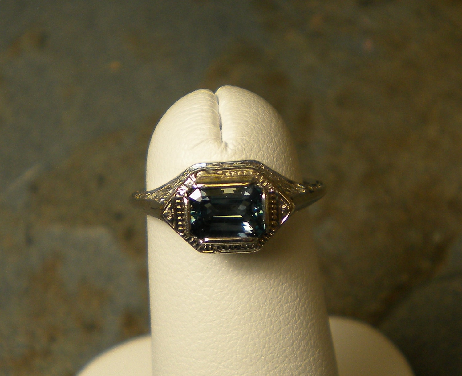 18K White Gold Rectangular Blue Sapphire Ring - Etsy