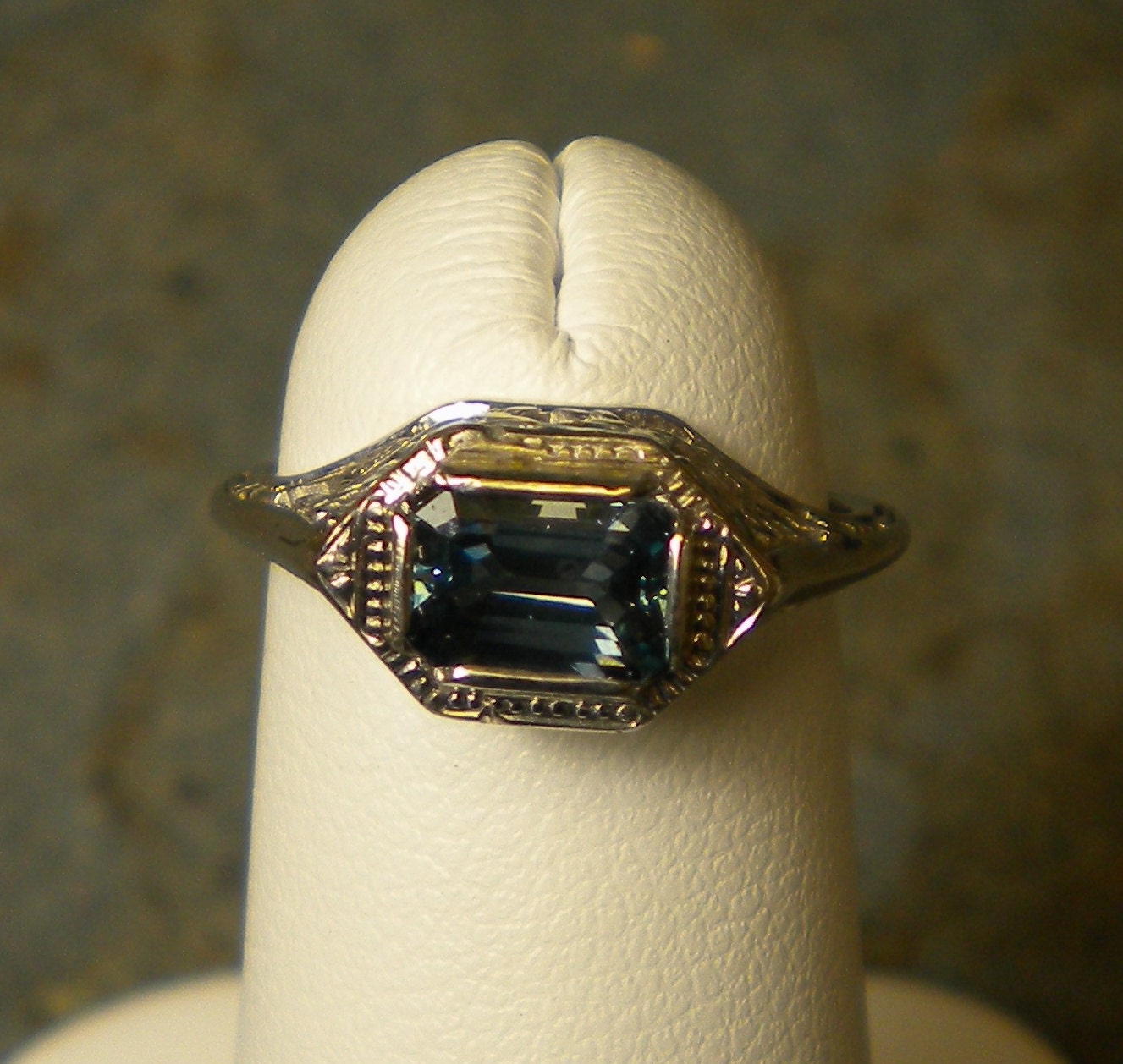 18K White Gold Rectangular Blue Sapphire Ring - Etsy