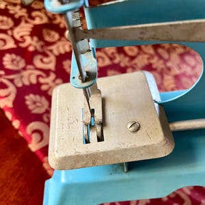 Absolutely Adorable Vintage Toy Sewing Machine in Vivid Blue With Chain ...