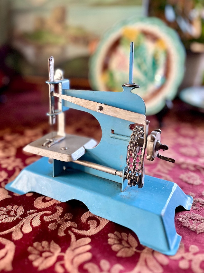 Absolutely Adorable Vintage Toy Sewing Machine in Vivid Blue With Chain ...