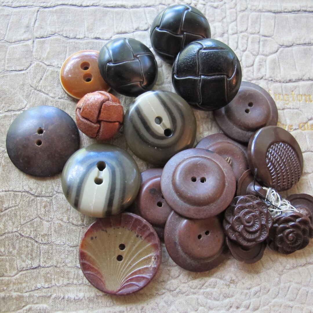 Mixed Lot of Vintage Brown Tone Buttons: Plastic, Leather Look, 1 ...