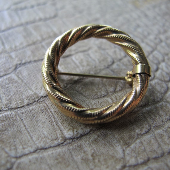 14k Yellow Gold Small Circle Pin, Little Brooch, Scar… - Gem