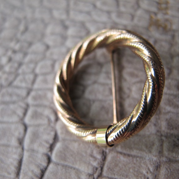 14k Yellow Gold Small Circle Pin, Little Brooch, Scar… - Gem