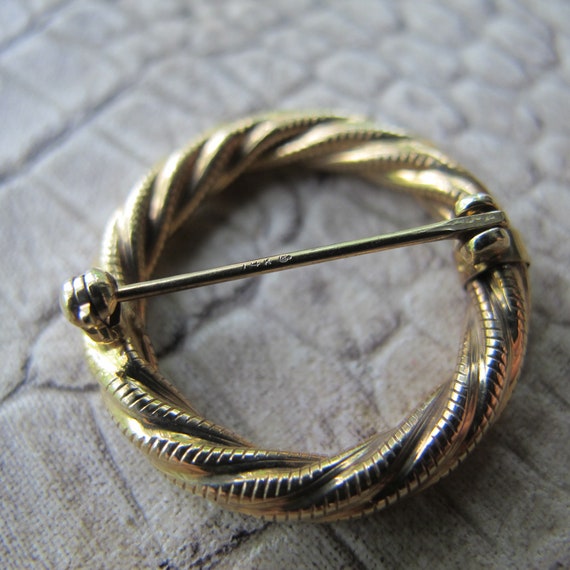 14k Yellow Gold Small Circle Pin, Little Brooch, Scar… - Gem