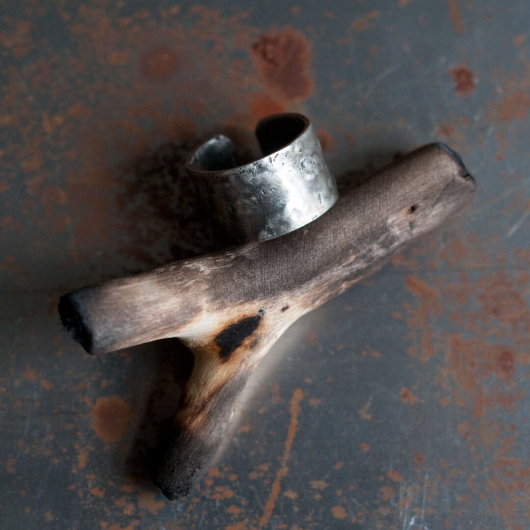 Verstellbarer Ring aus Sterlingsilber, ein breites Band, gehämmert und ...