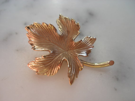 Small 14K Gold Maple Leaf Pin - Gem