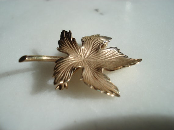 Small 14K Gold Maple Leaf Pin - Gem