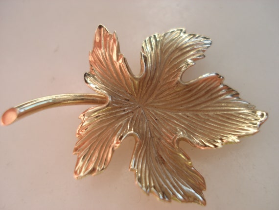 Small 14K Gold Maple Leaf Pin - Gem