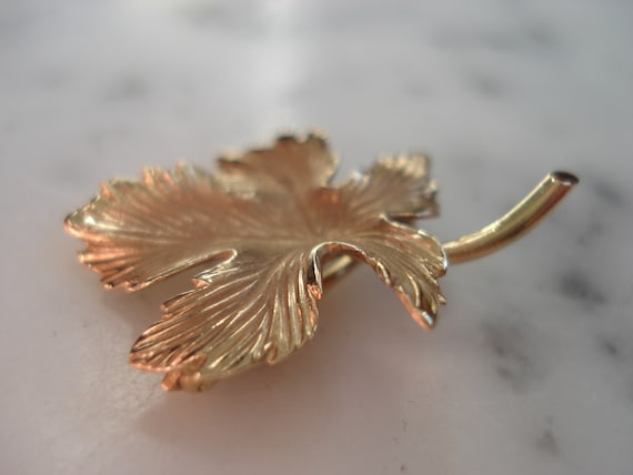 Small 14K Gold Maple Leaf Pin - Gem
