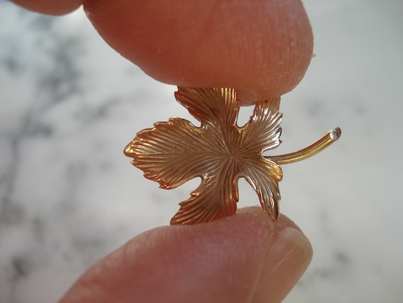 Small 14K Gold Maple Leaf Pin - Gem