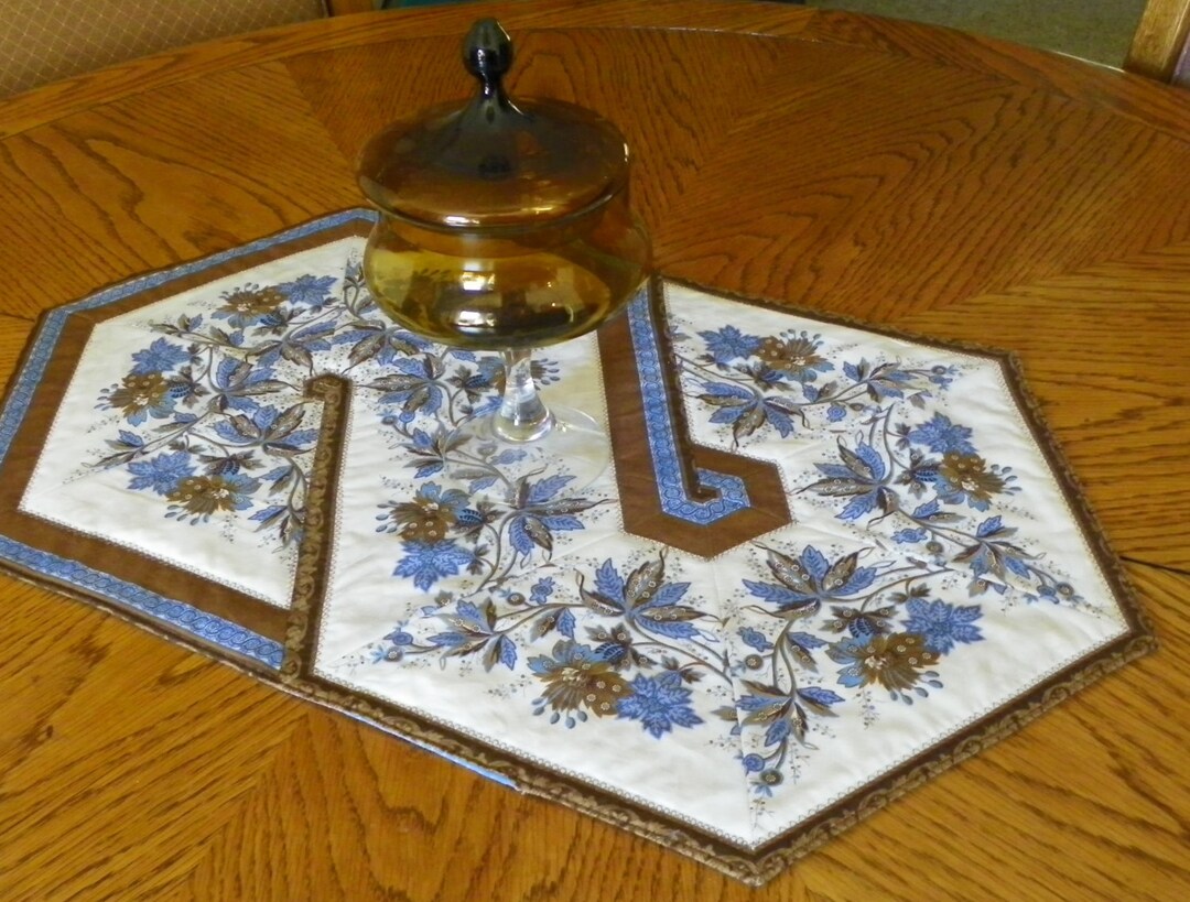 Interlocking Hexagons Table Runner in Classic Colors - Etsy