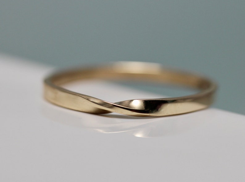 Gold Möbius Ring Solid Gold Single Twist Ring Flat 2mm X 1mm - Etsy