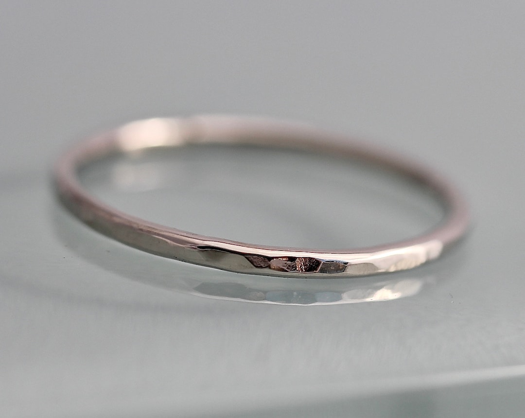 Bague en or blanc 1.3mm Martelé 14k SOLID Bande dempilage en - Etsy France