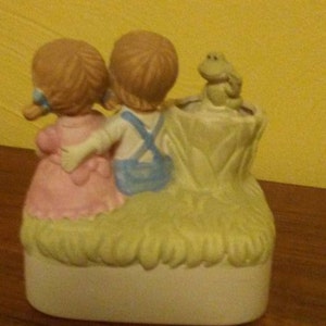 UCTCI Music Box Boy and Girl With Moving Frog in the Well Music Box ...