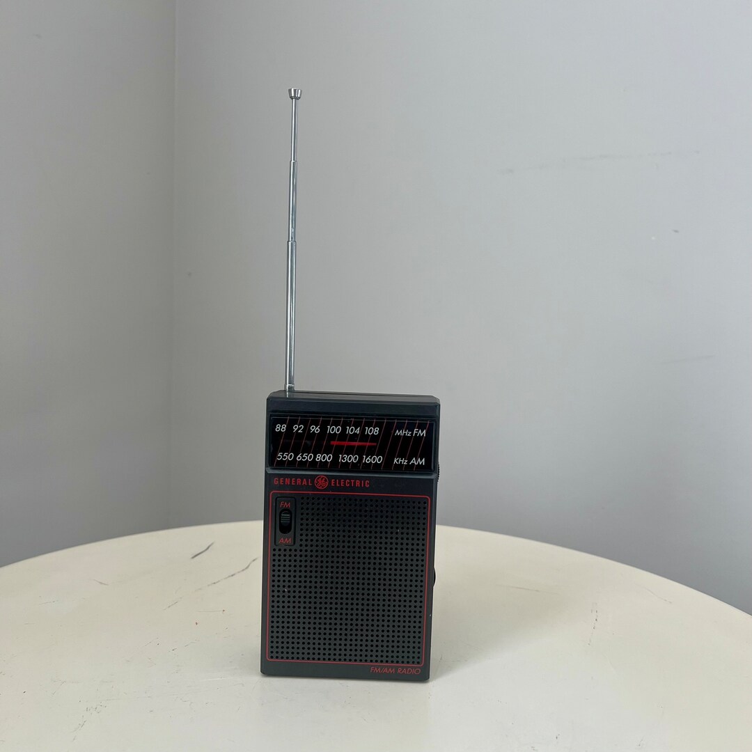 Vintage General Electric FM AM Miniature Portable Transistor Radio ...