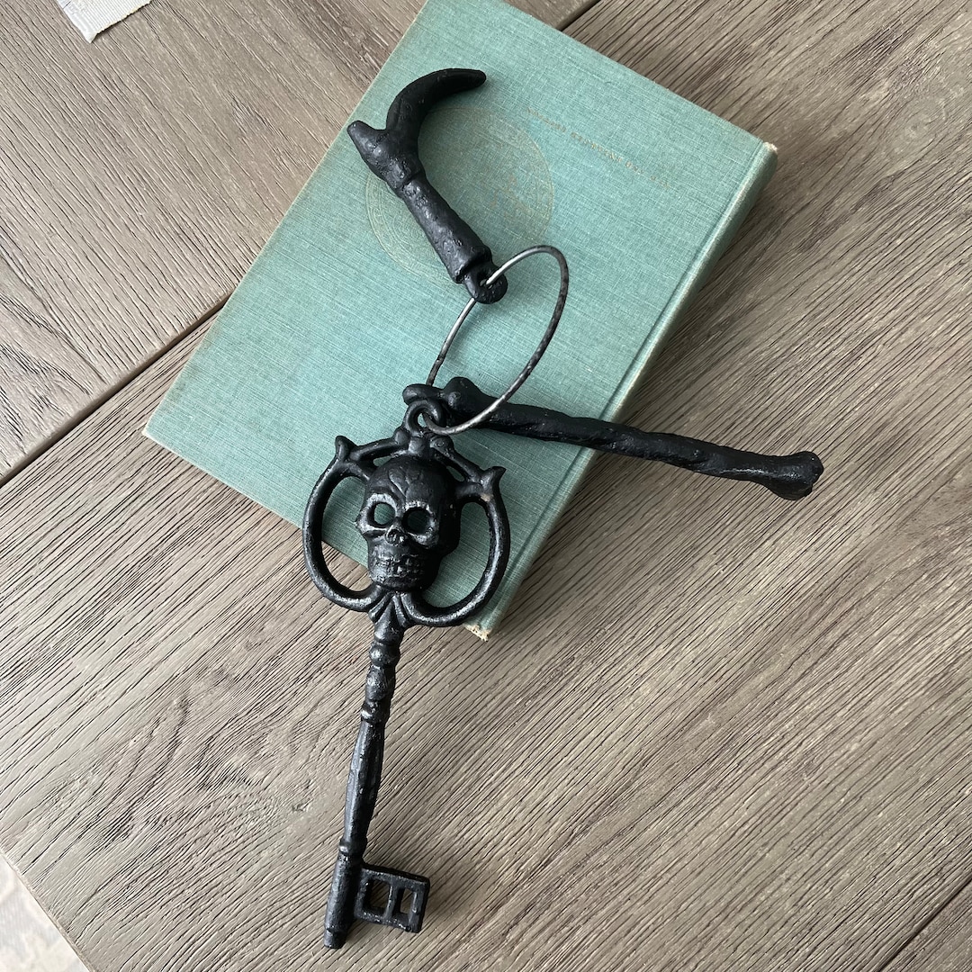Cast Iron Skeleton Key on Ring Halloween Decor Large Skeleton Cast Iron ...