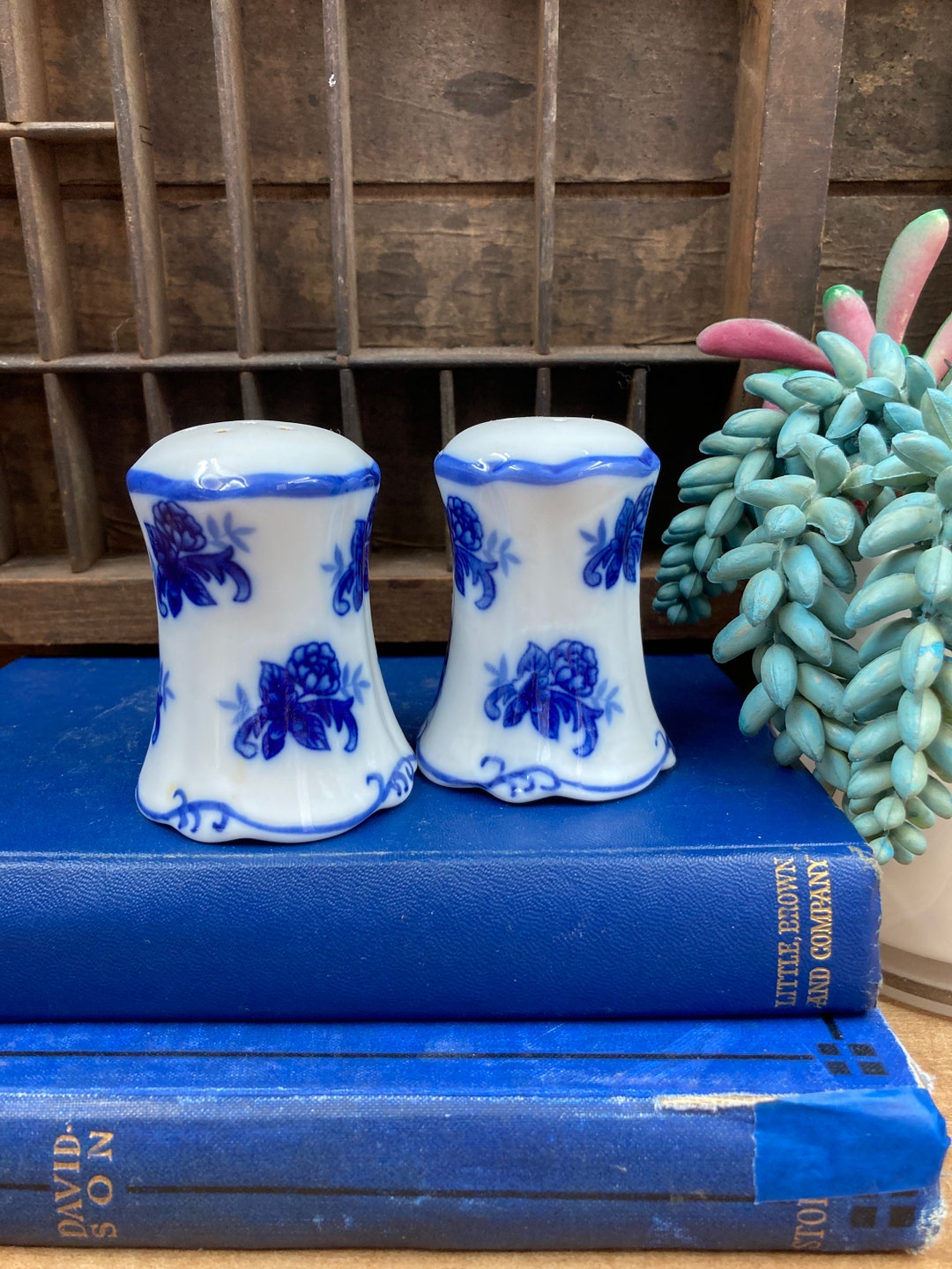 Vintage Blue & White Salt and Pepper Shakers Set Cracker Barrel Elegant ...