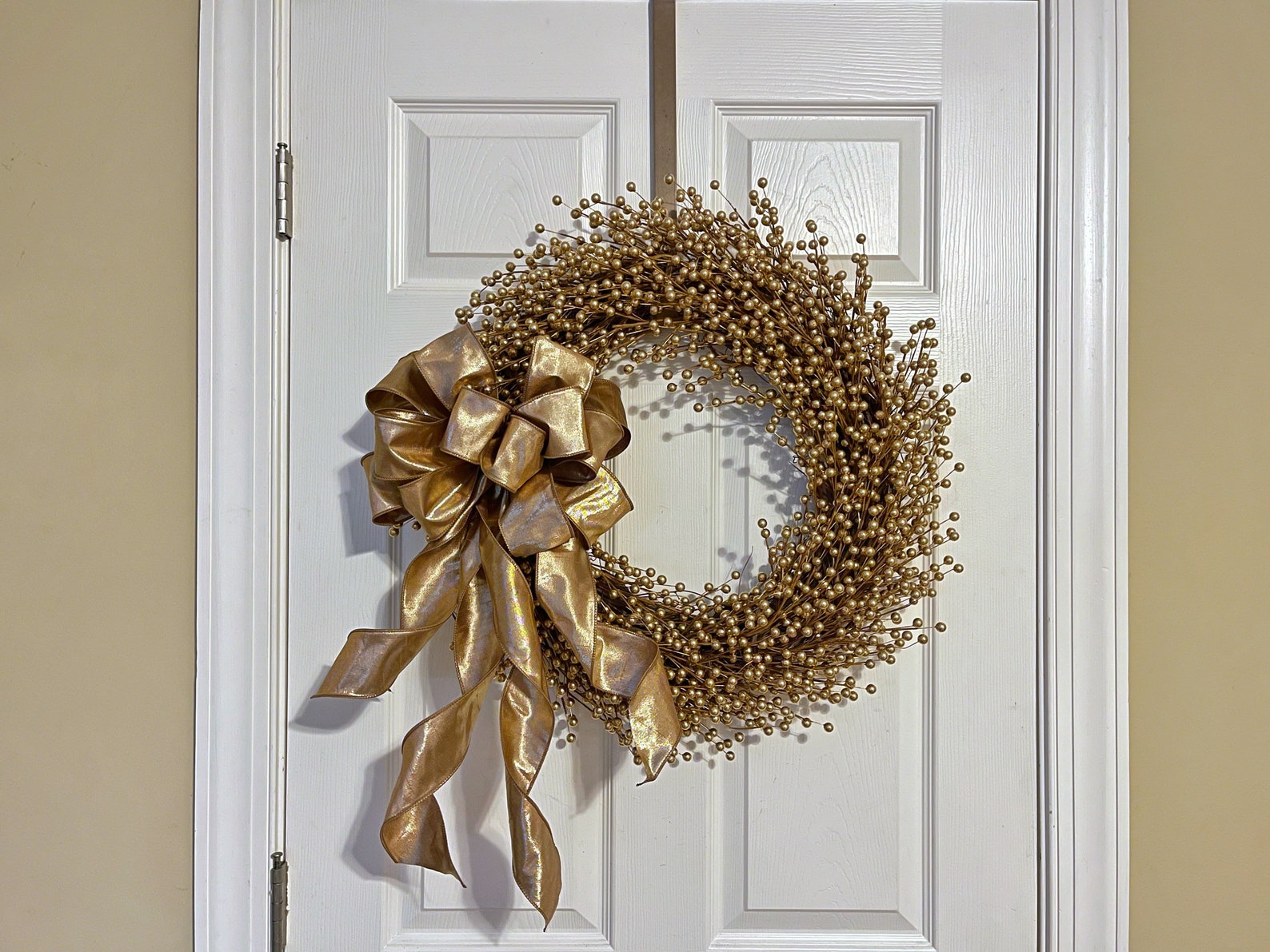 Gold Berry Wreath: Metallic Bow, Holiday Wedding Decor - Etsy