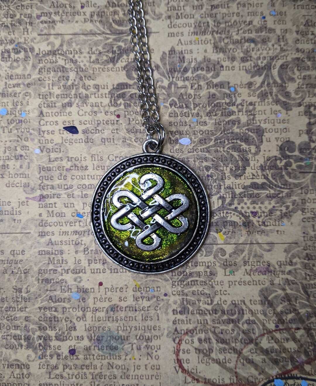 Silver Celtic Design in Green Glitter Resin Round Pendant on Silver ...