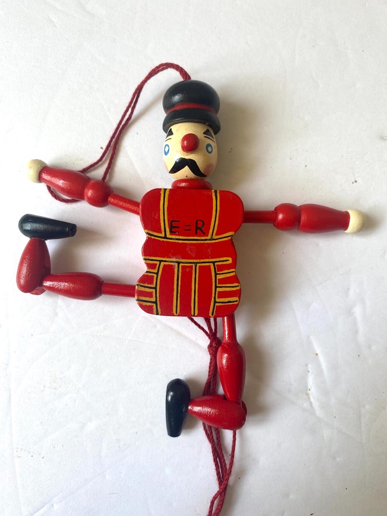 Wooden Puppet Ornament Made in England Beef Eater Pull Toy , Set up Two ...