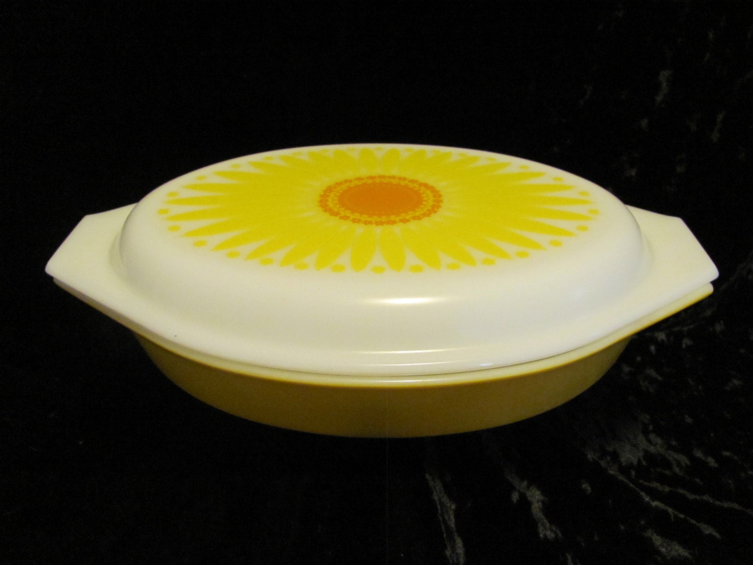 Pyrex Yellow Daisy 1.5 Quart Divided Covered Casserole - Etsy