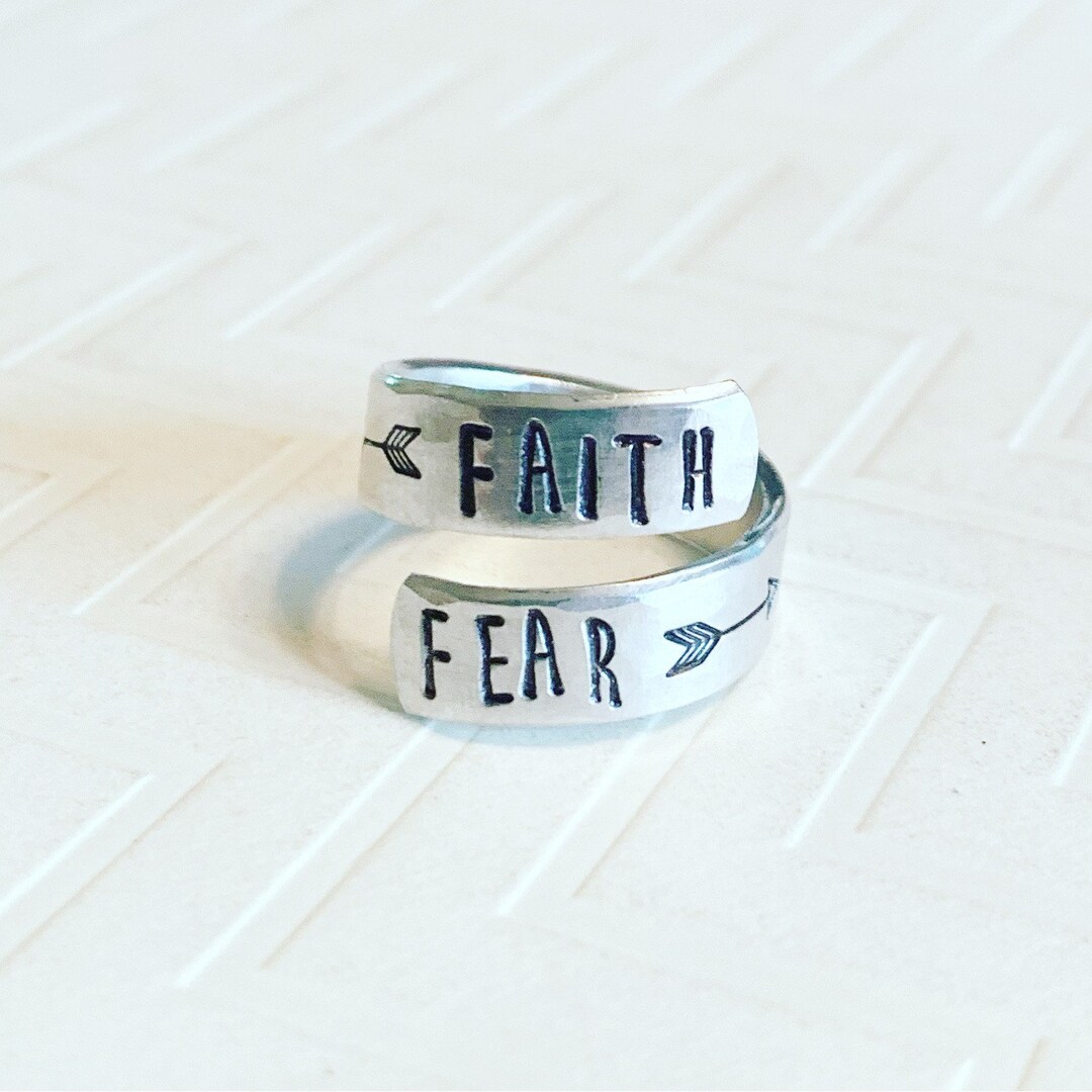 Anillo de fe sobre miedo Anillo de envoltura de plata Anillo estampado ...