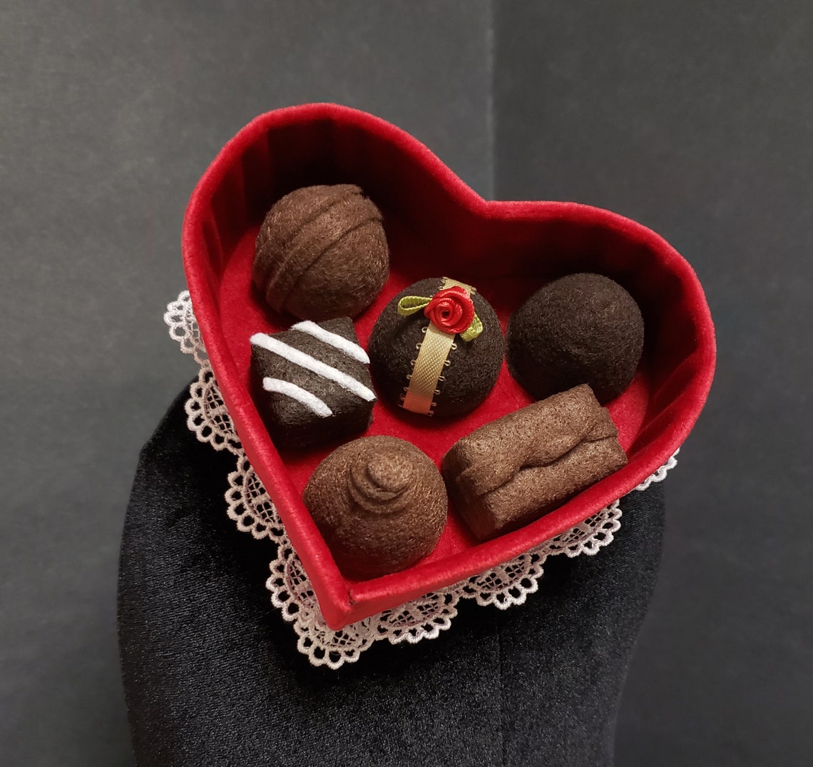 Red Velvet Valentine's Day Chocolate Candy Heart Box Hat - Etsy New Zealand