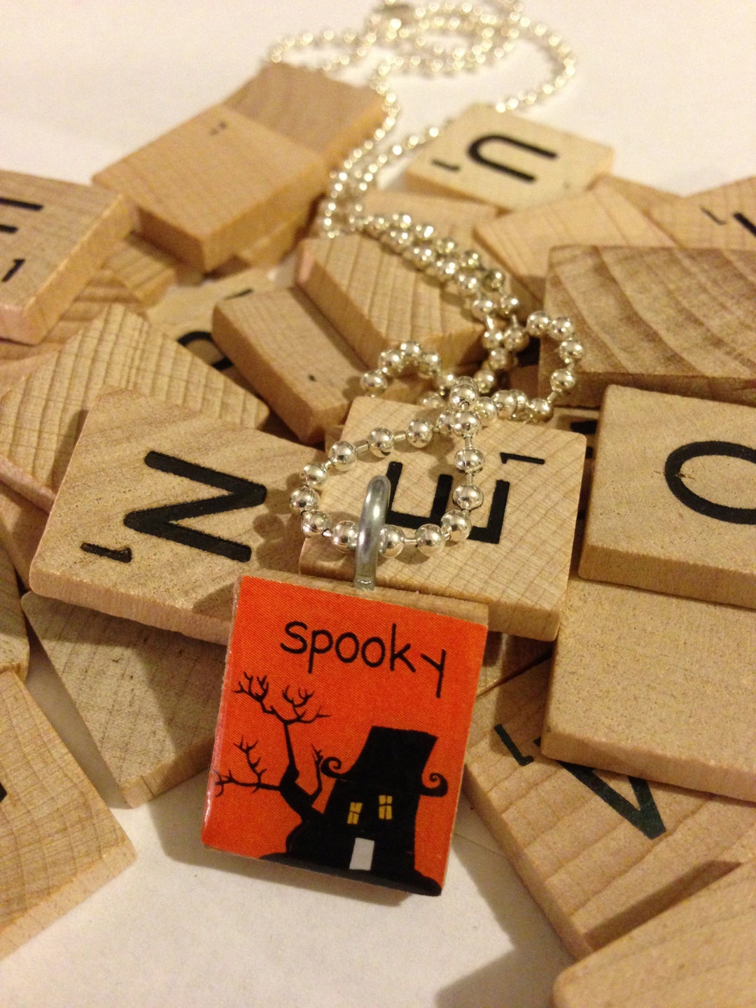 Spooky House Halloween Scrabble Tile Colgante con bola cadena collar ...