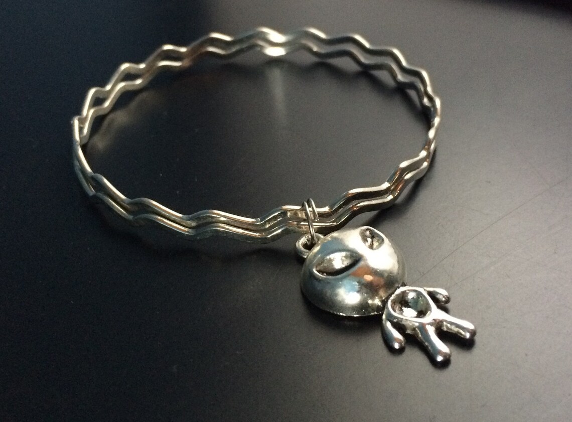 Alien Bracelet Alien Charm Bangle Sci Fi Jewelry Alien - Etsy