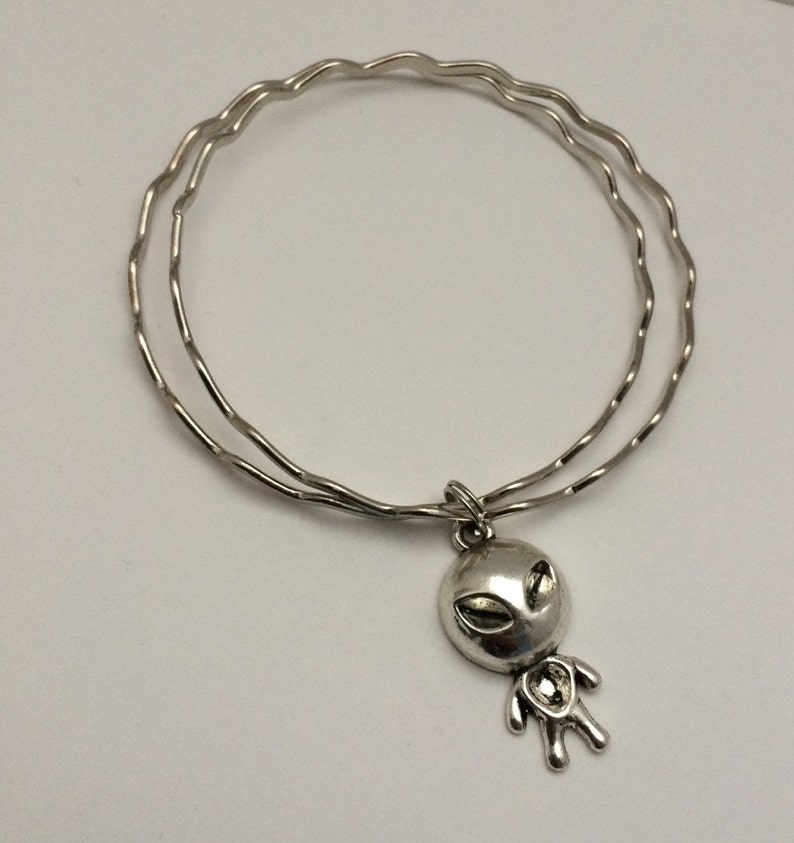 Alien Bracelet Alien Charm Bangle Sci Fi Jewelry Alien - Etsy