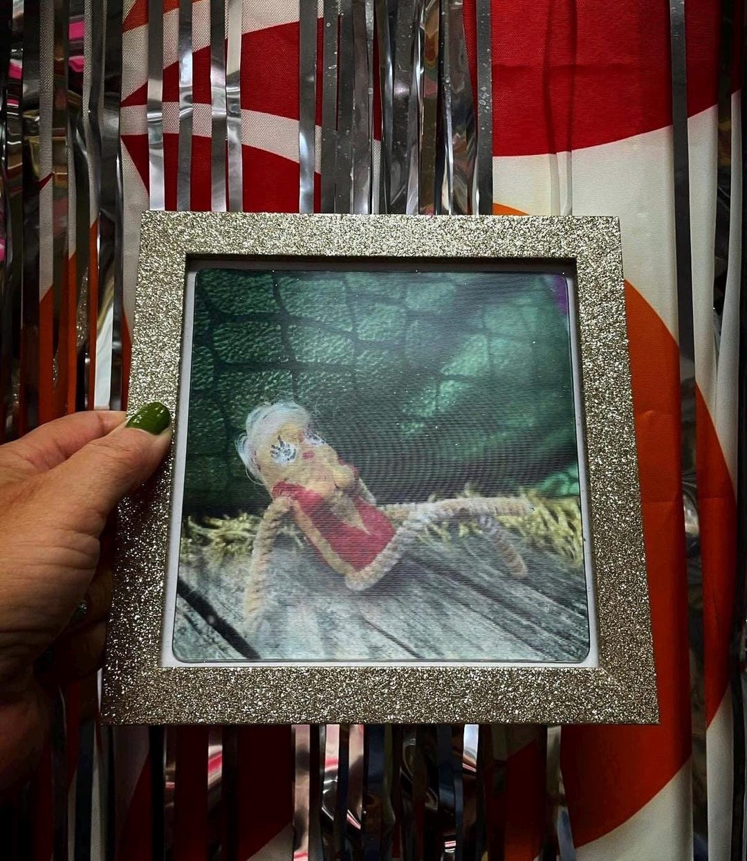 Wiggle Picture Pin-up Peanut Portrait in Red Lenticular Flicker 3d ...